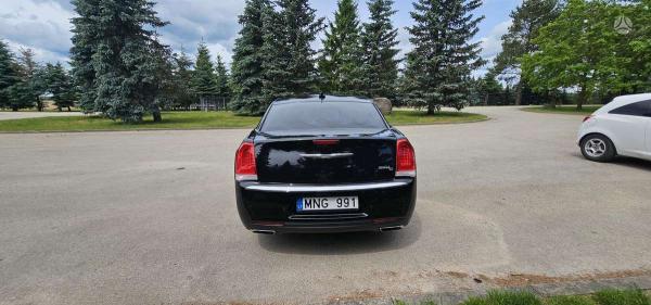 Black Chrysler 300C 2017 in Siauliai, with an engine capacity of 3.60 L and mileage of 130 thousand km for 12000 €, photo 6 on AUTOMOTO.COM.LV