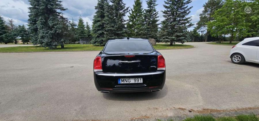 Black Chrysler 300C 2017 in Siauliai, with an engine capacity of 3.60 L and mileage of 130 thousand km for 12000 €, photo 7 on AUTOMOTO.COM.LV