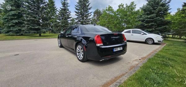 Black Chrysler 300C 2017 in Siauliai, with an engine capacity of 3.60 L and mileage of 130 thousand km for 12000 €, photo 7 on AUTOMOTO.COM.LV