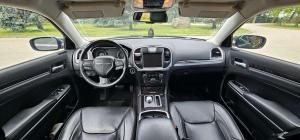 Black Chrysler 300C 2017 in Siauliai, with an engine capacity of 3.60 L and mileage of 130 thousand km for 12000 €, photo 10 on AUTOMOTO.COM.LV