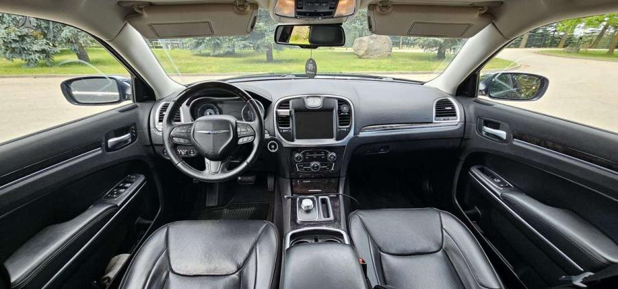 Black Chrysler 300C 2017 in Siauliai, with an engine capacity of 3.60 L and mileage of 130 thousand km for 12000 €, photo 10 on AUTOMOTO.COM.LV