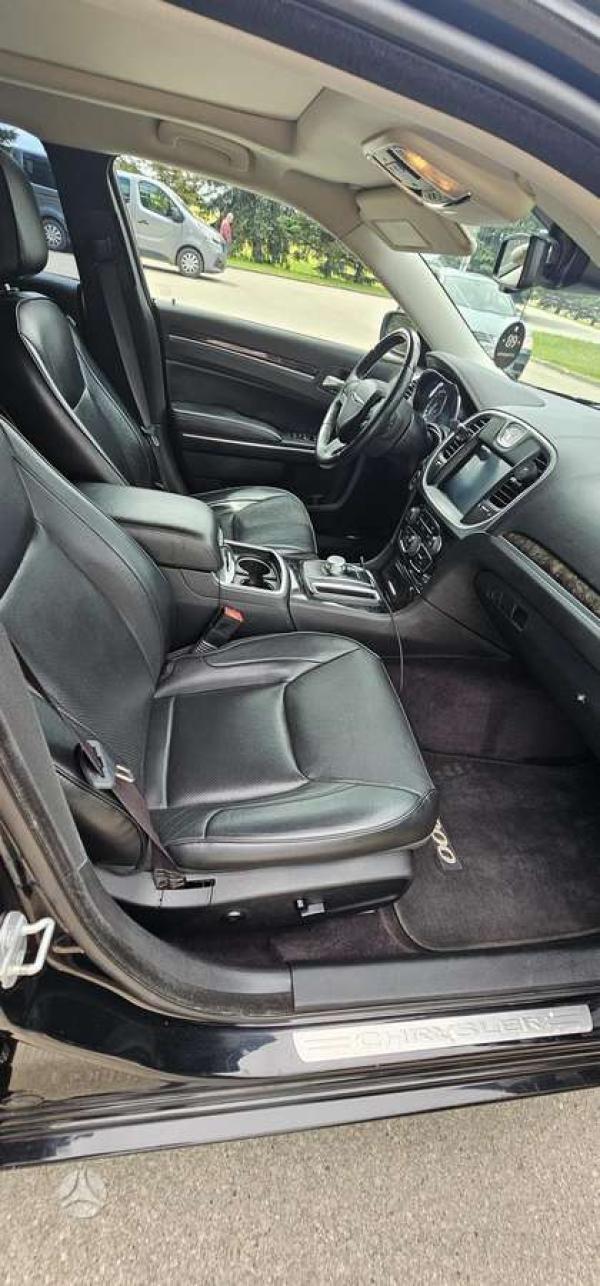 Black Chrysler 300C 2017 in Siauliai, with an engine capacity of 3.60 L and mileage of 130 thousand km for 12000 €, photo 10 on AUTOMOTO.COM.LV