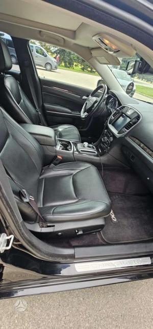 Black Chrysler 300C 2017 in Siauliai, with an engine capacity of 3.60 L and mileage of 130 thousand km for 12000 €, photo 11 on AUTOMOTO.COM.LV