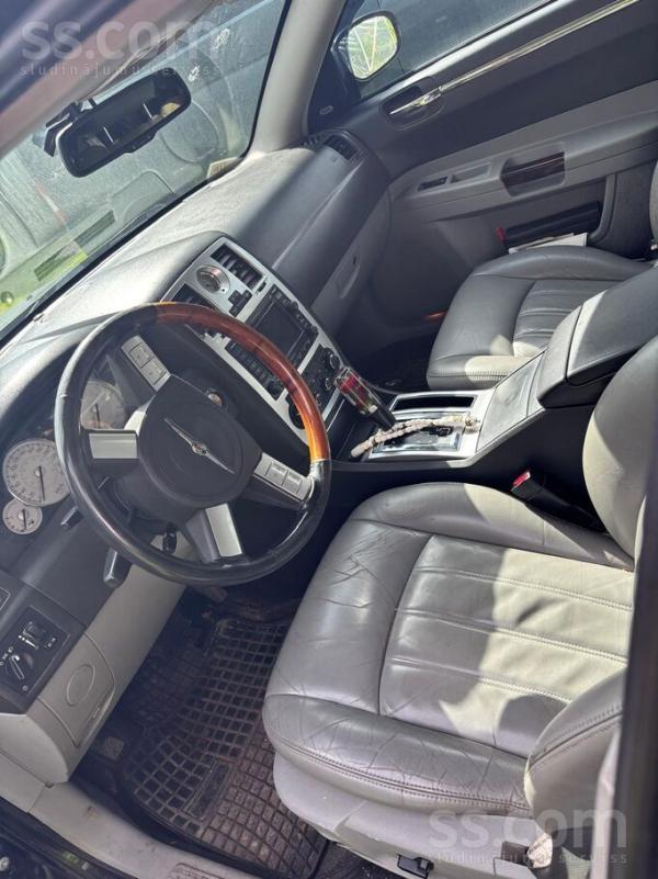 Melns Chrysler 300C 2005 Rīga, ar dzinēja tilpumu 3.00 L un nobraukumu 0 tūkst. km par 3500 €, foto 2 vietnē AUTOMOTO.COM.LV