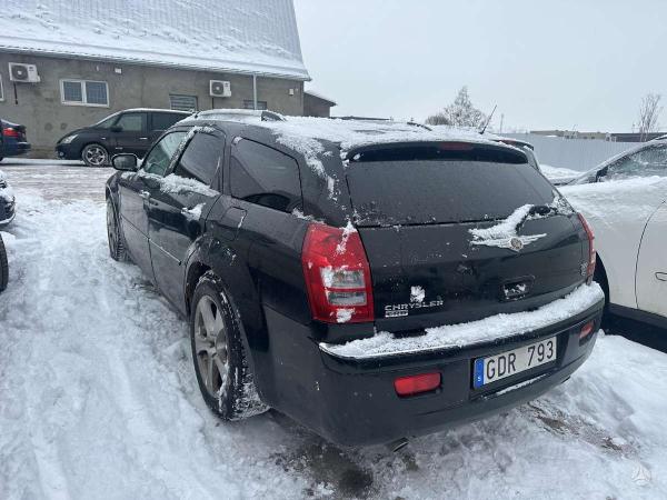 Melns Chrysler 300C 2006 Kauņa, ar dzinēja tilpumu 0.00 L un nobraukumu 495 tūkst. km par 1500 €, foto 3 vietnē AUTOMOTO.COM.LV