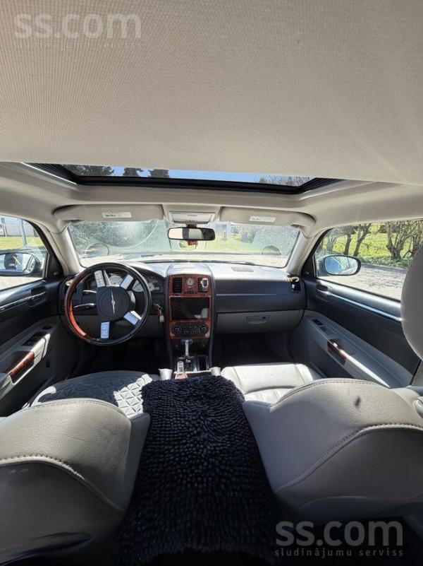 Melns Chrysler 300C 2006 Dobele, ar dzinēja tilpumu 3.00 L un nobraukumu 349 tūkst. km par 2800 €, foto 7 vietnē AUTOMOTO.COM.LV