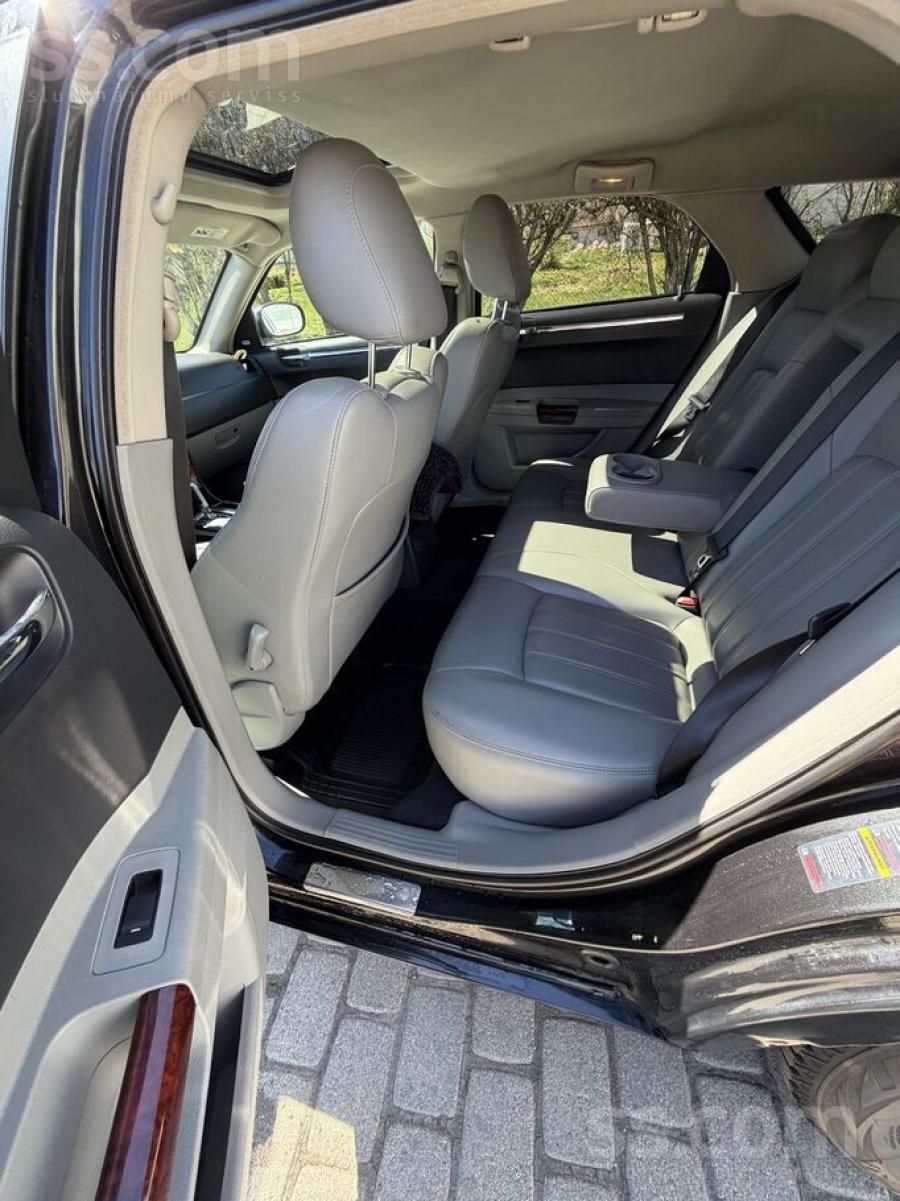 Melns Chrysler 300C 2006 Dobele, ar dzinēja tilpumu 3.00 L un nobraukumu 349 tūkst. km par 2800 €, foto 13 vietnē AUTOMOTO.COM.LV