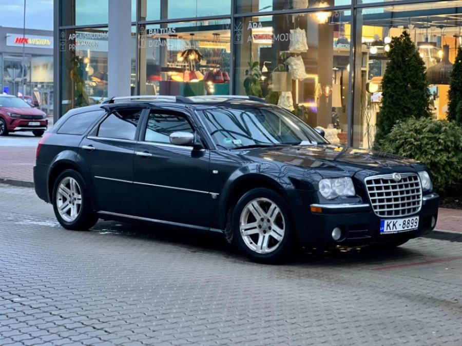Melns Chrysler 300C 2006 Rīga, ar dzinēja tilpumu 3.00 L un nobraukumu 270 tūkst. km par 4350 €, foto 1 vietnē AUTOMOTO.COM.LV