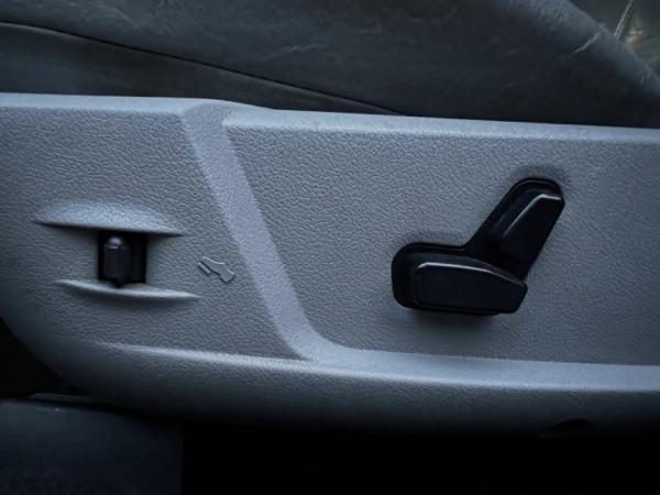 Melns Chrysler 300C 2006 Rīga, ar dzinēja tilpumu 3.00 L un nobraukumu 270 tūkst. km par 4350 €, foto 7 vietnē AUTOMOTO.COM.LV