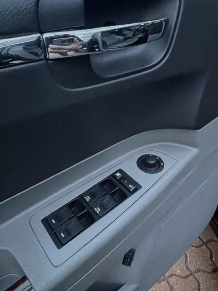 Melns Chrysler 300C 2006 Rīga, ar dzinēja tilpumu 3.00 L un nobraukumu 270 tūkst. km par 4350 €, foto 9 vietnē AUTOMOTO.COM.LV