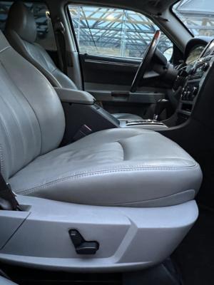 Melns Chrysler 300C 2006 Rīga, ar dzinēja tilpumu 3.00 L un nobraukumu 270 tūkst. km par 4350 €, foto 16 vietnē AUTOMOTO.COM.LV