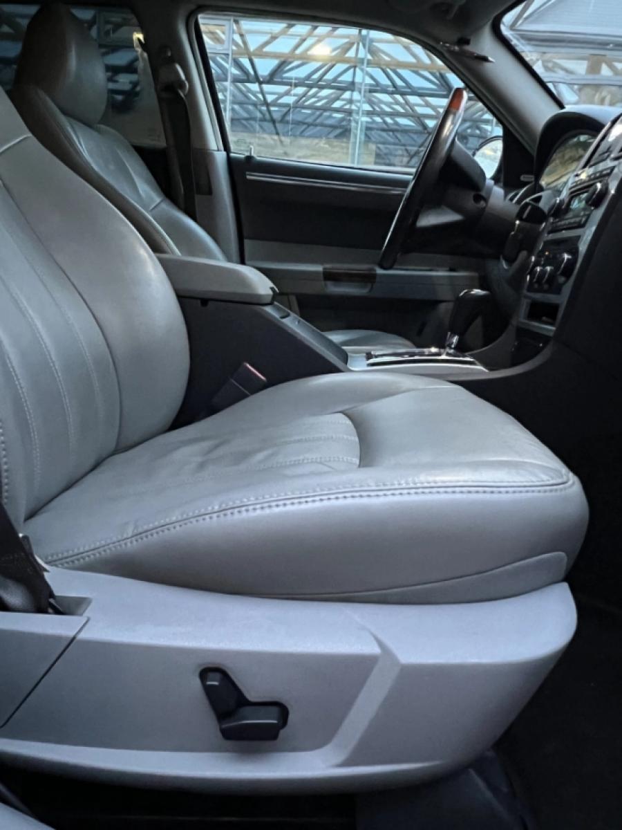 Melns Chrysler 300C 2006 Rīga, ar dzinēja tilpumu 3.00 L un nobraukumu 270 tūkst. km par 4350 €, foto 16 vietnē AUTOMOTO.COM.LV