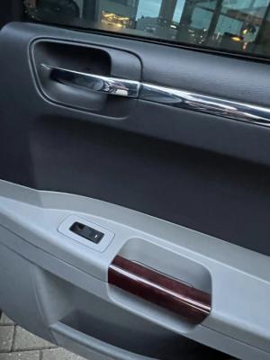 Melns Chrysler 300C 2006 Rīga, ar dzinēja tilpumu 3.00 L un nobraukumu 270 tūkst. km par 4350 €, foto 19 vietnē AUTOMOTO.COM.LV