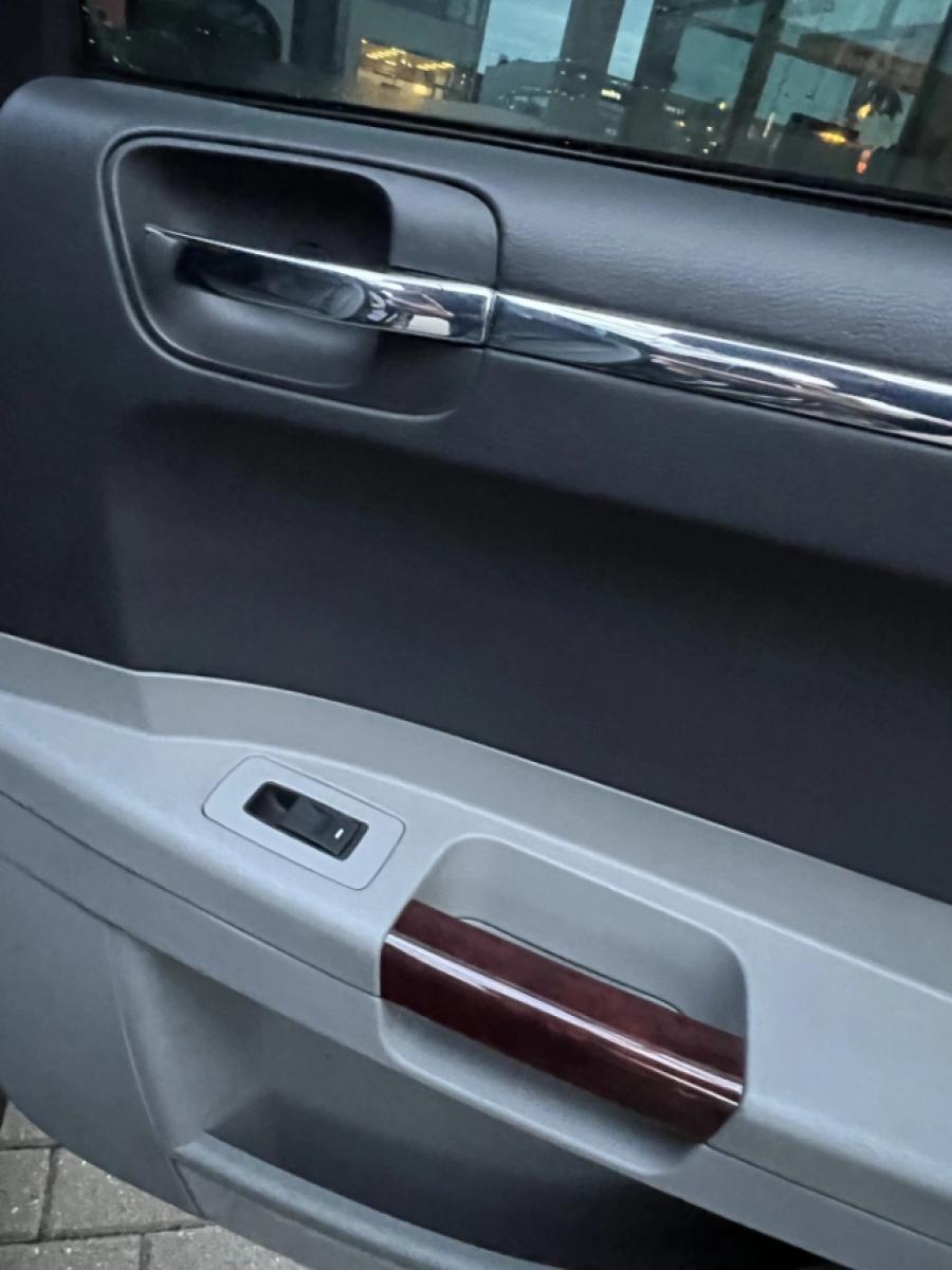 Melns Chrysler 300C 2006 Rīga, ar dzinēja tilpumu 3.00 L un nobraukumu 270 tūkst. km par 4350 €, foto 19 vietnē AUTOMOTO.COM.LV
