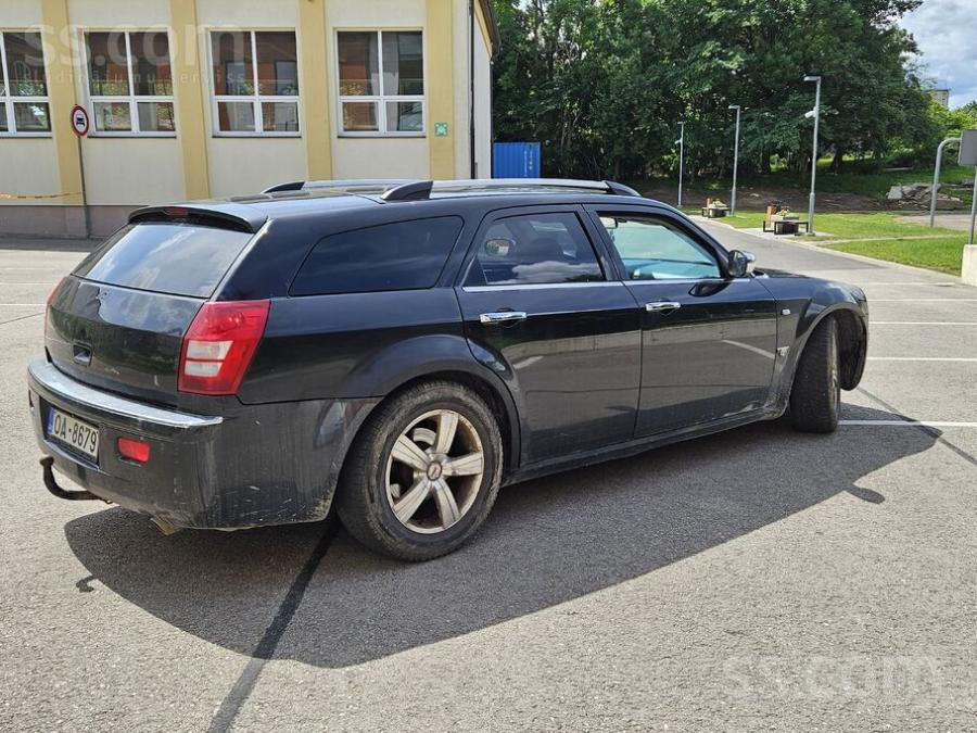 Black Chrysler 300C 2006 in Saldus, with an engine capacity of 3.00 L and mileage of 525 thousand km for 1200 €, photo 3 on AUTOMOTO.COM.LV