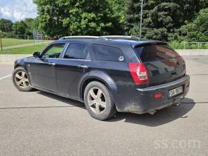 Black Chrysler 300C 2006 in Saldus, with an engine capacity of 3.00 L and mileage of 525 thousand km for 1200 €, photo 4 on AUTOMOTO.COM.LV