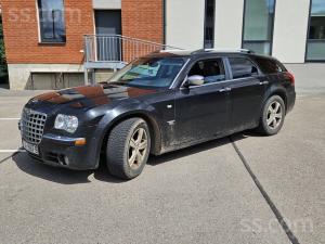 Black Chrysler 300C 2006 in Saldus, with an engine capacity of 3.00 L and mileage of 525 thousand km for 1200 €, photo 6 on AUTOMOTO.COM.LV
