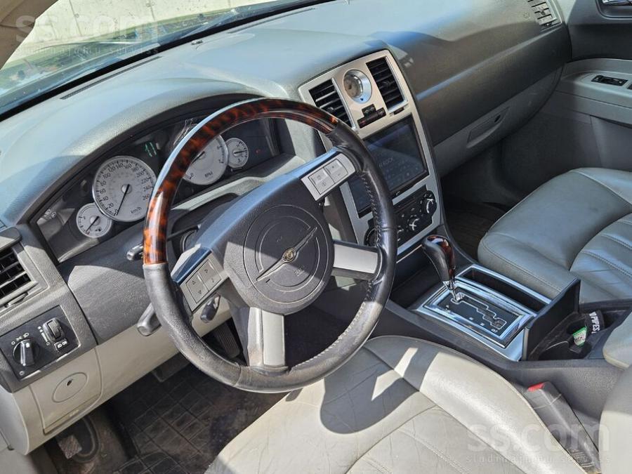 Black Chrysler 300C 2006 in Saldus, with an engine capacity of 3.00 L and mileage of 525 thousand km for 1200 €, photo 7 on AUTOMOTO.COM.LV