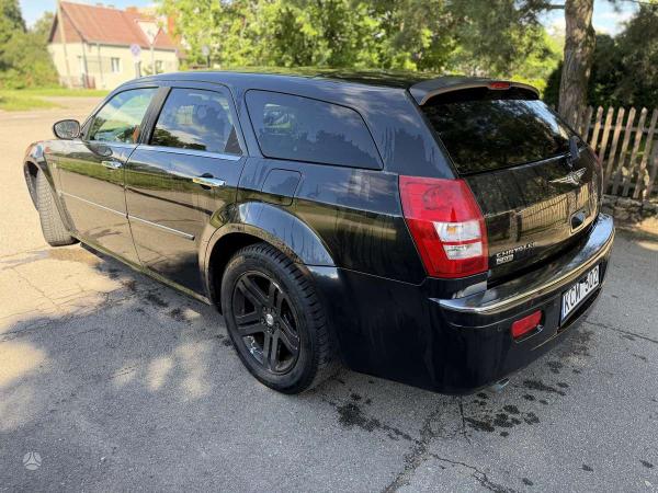 Black Chrysler 300C 2006 in Kaunas, with an engine capacity of 3.00 L and mileage of 255 thousand km for 1950 €, photo 7 on AUTOMOTO.COM.LV
