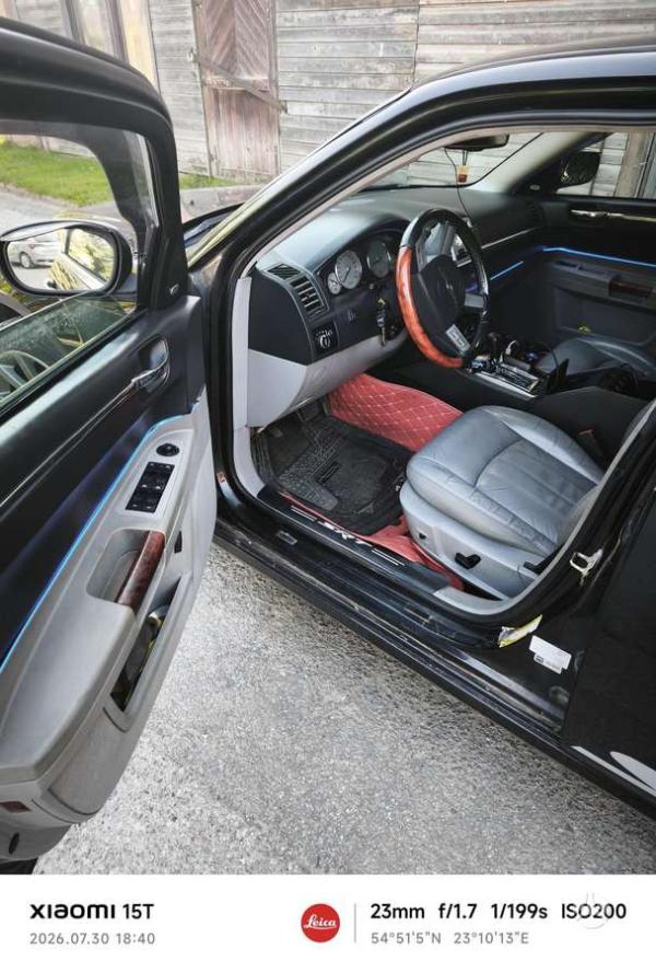 Черный Крайслер 300C 2006 в Шакяй, объемом двигателя 2.99 л и пробегом 298 тыс. км за 2300 €, фото 5 на AUTOMOTO.COM.LV