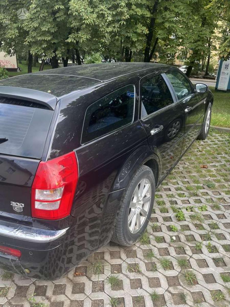 Black Chrysler 300C 2006 in Vilnius, with an engine capacity of 2.74 L and mileage of 380 thousand km for 1999 €, photo 4 on AUTOMOTO.COM.LV