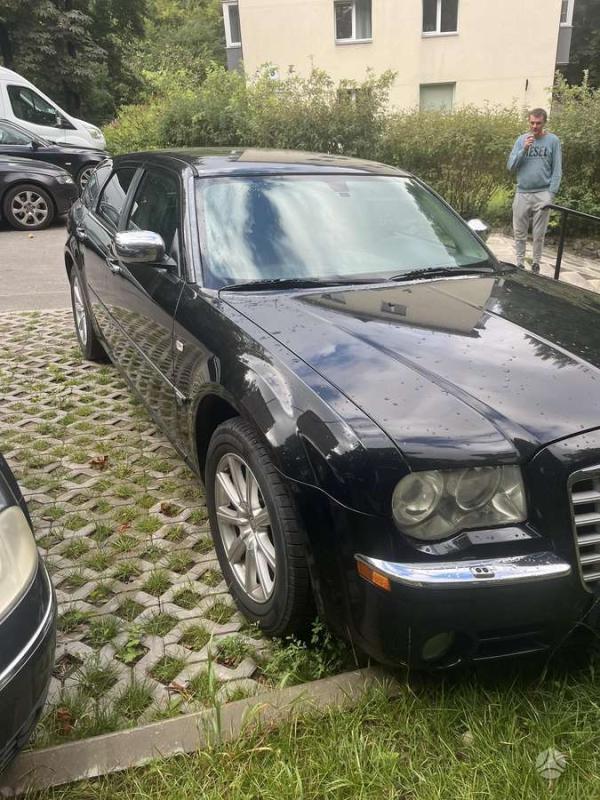 Black Chrysler 300C 2006 in Vilnius, with an engine capacity of 2.74 L and mileage of 380 thousand km for 1999 €, photo 4 on AUTOMOTO.COM.LV