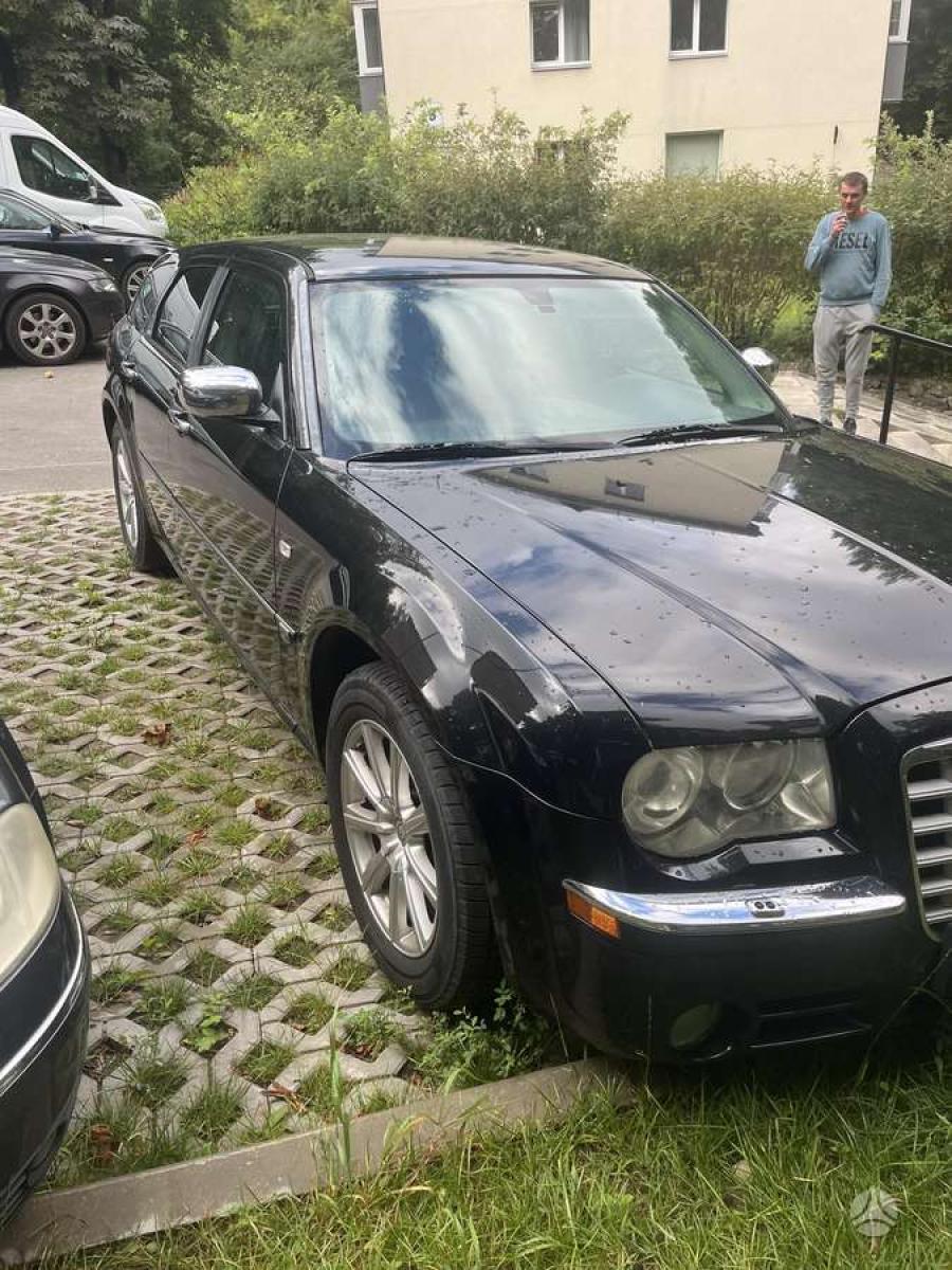 Black Chrysler 300C 2006 in Vilnius, with an engine capacity of 2.74 L and mileage of 380 thousand km for 1999 €, photo 5 on AUTOMOTO.COM.LV