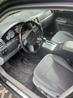 Black Chrysler 300C 2006 in Vilnius, with an engine capacity of 2.74 L and mileage of 380 thousand km for 1999 €, photo 6 on AUTOMOTO.COM.LV