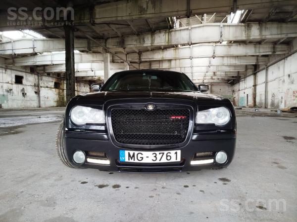 Melns Chrysler 300C 2006 Daugavpils, ar dzinēja tilpumu 3.00 L un nobraukumu 271 tūkst. km par 4900 €, foto 3 vietnē AUTOMOTO.COM.LV