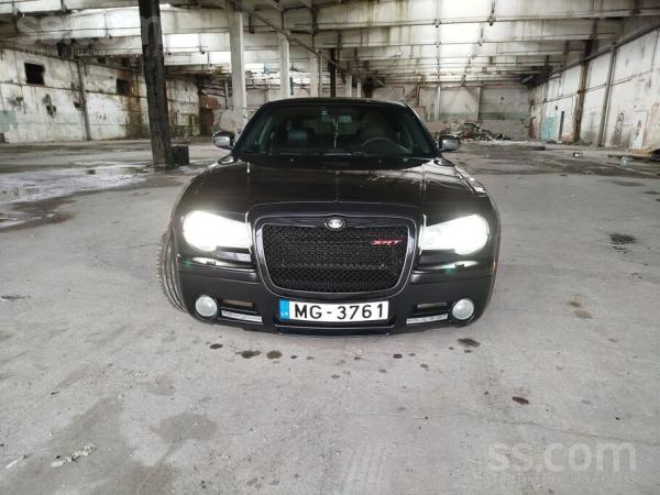 Melns Chrysler 300C 2006 Daugavpils, ar dzinēja tilpumu 3.00 L un nobraukumu 271 tūkst. km par 4900 €, foto 4 vietnē AUTOMOTO.COM.LV