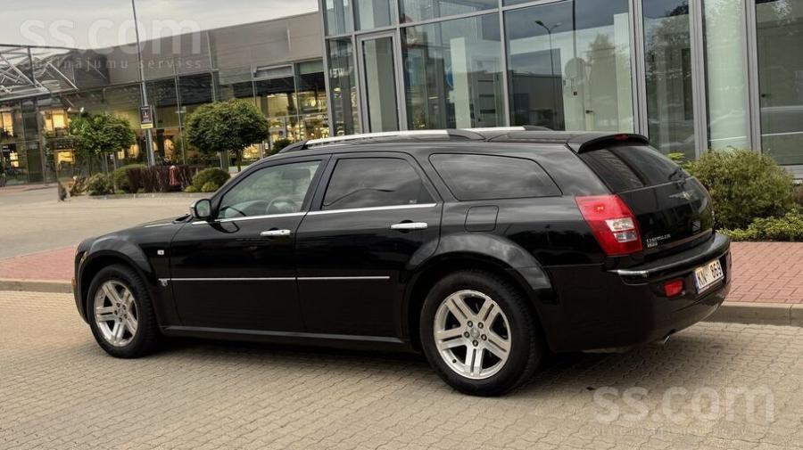 Black Chrysler 300C 2006 in Riga, with an engine capacity of 3.00 L and mileage of 292 thousand km for 3900 €, photo 3 on AUTOMOTO.COM.LV