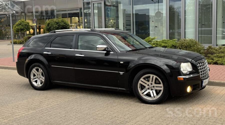 Black Chrysler 300C 2006 in Riga, with an engine capacity of 3.00 L and mileage of 292 thousand km for 3900 €, photo 4 on AUTOMOTO.COM.LV