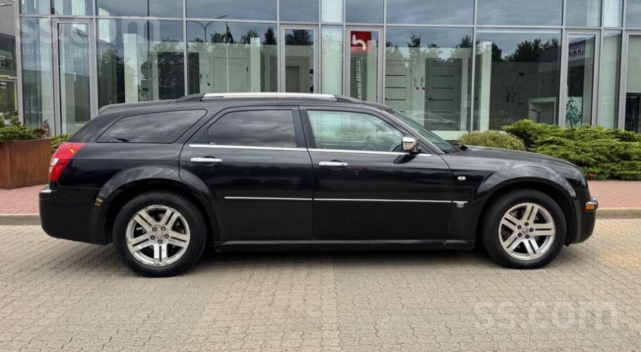 Black Chrysler 300C 2006 in Riga, with an engine capacity of 3.00 L and mileage of 292 thousand km for 3900 €, photo 6 on AUTOMOTO.COM.LV