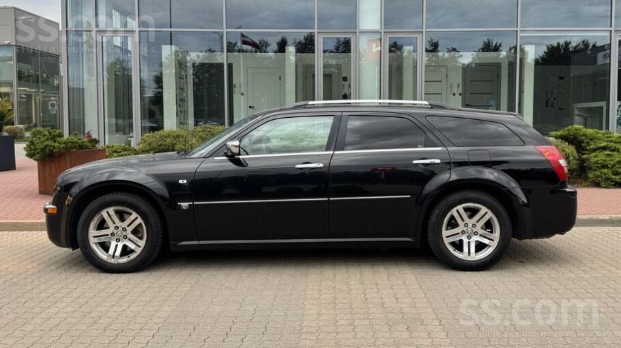 Black Chrysler 300C 2006 in Riga, with an engine capacity of 3.00 L and mileage of 292 thousand km for 3900 €, photo 7 on AUTOMOTO.COM.LV