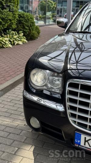 Black Chrysler 300C 2006 in Riga, with an engine capacity of 3.00 L and mileage of 292 thousand km for 3900 €, photo 8 on AUTOMOTO.COM.LV