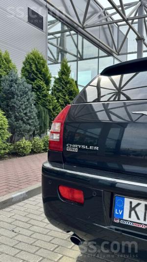 Black Chrysler 300C 2006 in Riga, with an engine capacity of 3.00 L and mileage of 292 thousand km for 3900 €, photo 9 on AUTOMOTO.COM.LV