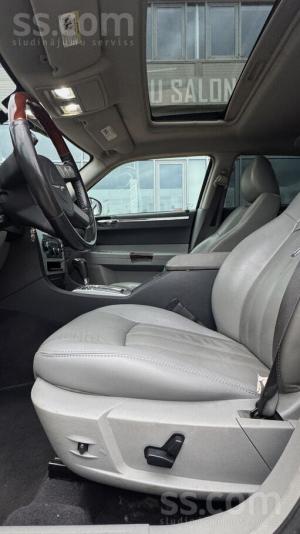 Black Chrysler 300C 2006 in Riga, with an engine capacity of 3.00 L and mileage of 292 thousand km for 3900 €, photo 13 on AUTOMOTO.COM.LV