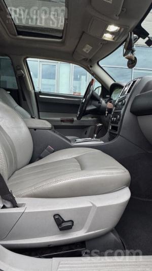 Black Chrysler 300C 2006 in Riga, with an engine capacity of 3.00 L and mileage of 292 thousand km for 3900 €, photo 14 on AUTOMOTO.COM.LV