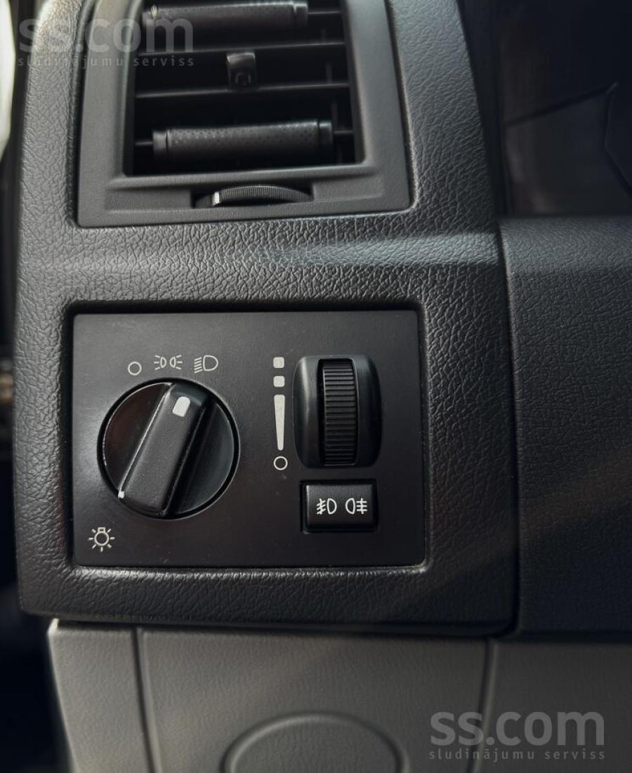 Black Chrysler 300C 2006 in Riga, with an engine capacity of 3.00 L and mileage of 292 thousand km for 3900 €, photo 16 on AUTOMOTO.COM.LV