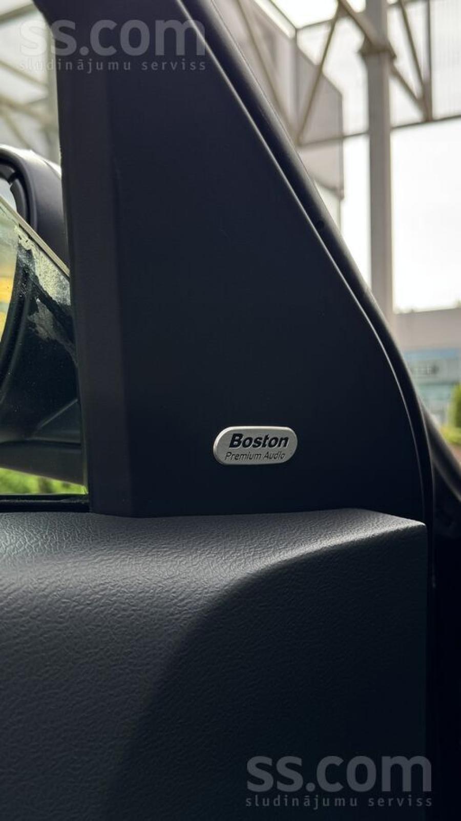 Black Chrysler 300C 2006 in Riga, with an engine capacity of 3.00 L and mileage of 292 thousand km for 3900 €, photo 17 on AUTOMOTO.COM.LV