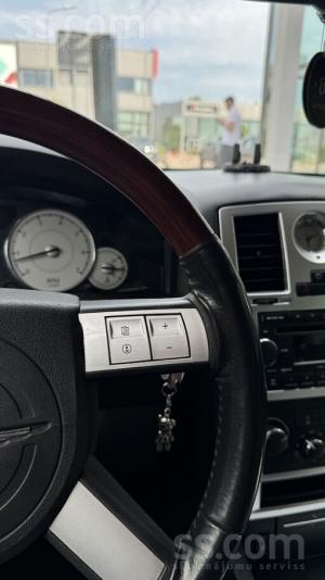 Black Chrysler 300C 2006 in Riga, with an engine capacity of 3.00 L and mileage of 292 thousand km for 3900 €, photo 22 on AUTOMOTO.COM.LV