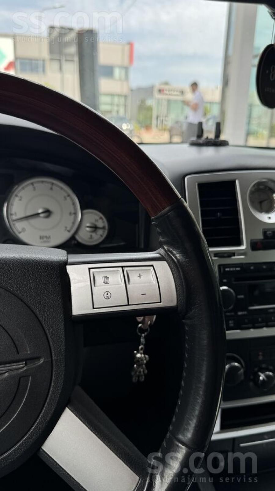 Black Chrysler 300C 2006 in Riga, with an engine capacity of 3.00 L and mileage of 292 thousand km for 3900 €, photo 22 on AUTOMOTO.COM.LV