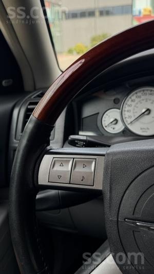 Black Chrysler 300C 2006 in Riga, with an engine capacity of 3.00 L and mileage of 292 thousand km for 3900 €, photo 23 on AUTOMOTO.COM.LV