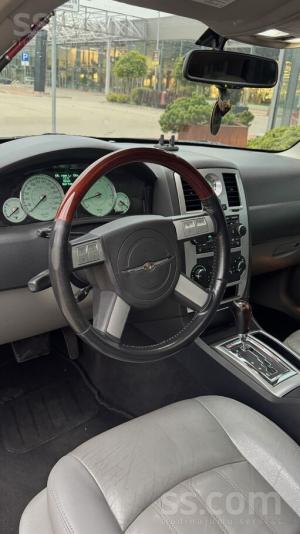 Black Chrysler 300C 2006 in Riga, with an engine capacity of 3.00 L and mileage of 292 thousand km for 3900 €, photo 24 on AUTOMOTO.COM.LV