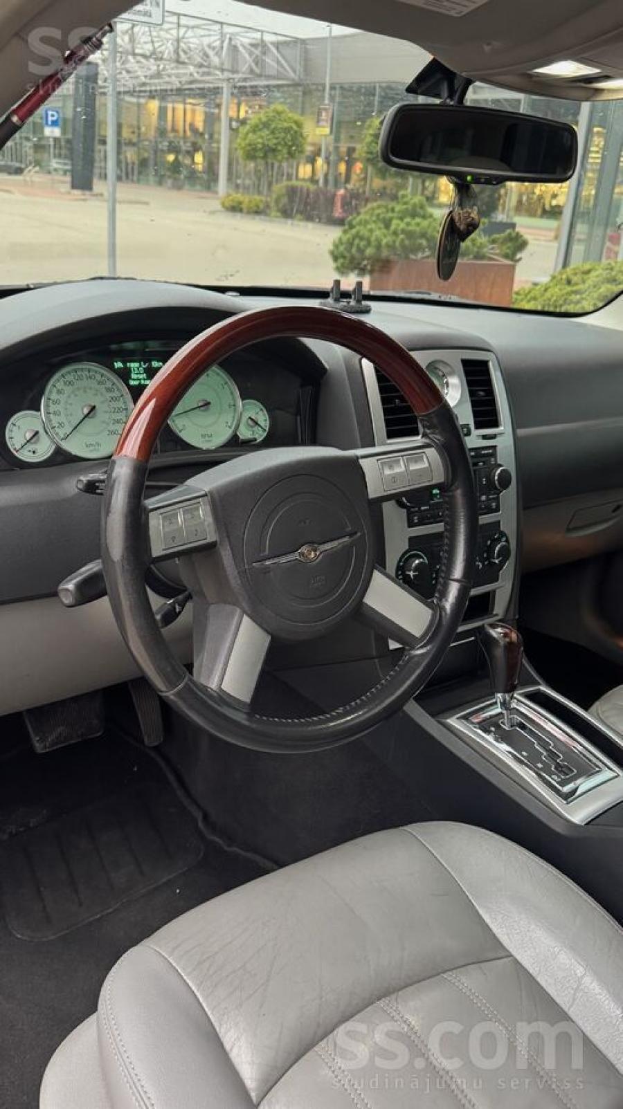 Black Chrysler 300C 2006 in Riga, with an engine capacity of 3.00 L and mileage of 292 thousand km for 3900 €, photo 24 on AUTOMOTO.COM.LV