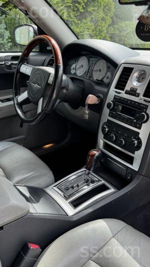 Black Chrysler 300C 2006 in Riga, with an engine capacity of 3.00 L and mileage of 292 thousand km for 3900 €, photo 27 on AUTOMOTO.COM.LV