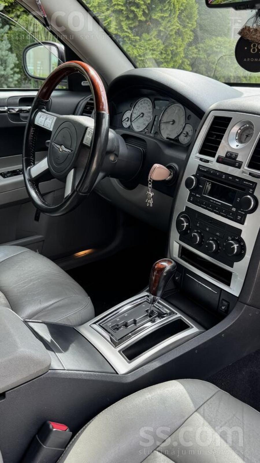 Black Chrysler 300C 2006 in Riga, with an engine capacity of 3.00 L and mileage of 292 thousand km for 3900 €, photo 27 on AUTOMOTO.COM.LV