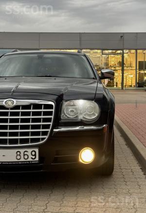 Black Chrysler 300C 2006 in Riga, with an engine capacity of 3.00 L and mileage of 292 thousand km for 3900 €, photo 28 on AUTOMOTO.COM.LV