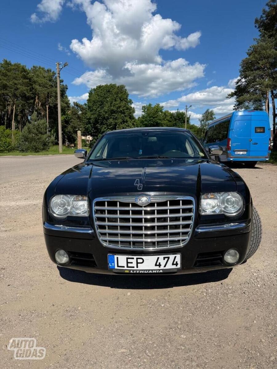 Черный Крайслер 300C 2007 в Клайпеда, объемом двигателя 3.00 л и пробегом 337 тыс. км за 3200 €, фото 1 на AUTOMOTO.COM.LV