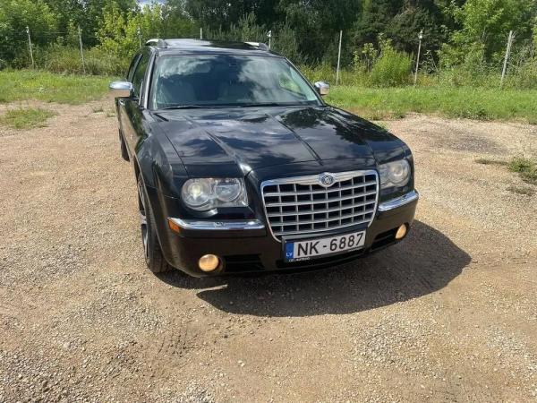 Black Chrysler 300C 2007 in Riga, with an engine capacity of 1.00 L and mileage of 250 thousand km for 3790 €, photo 2 on AUTOMOTO.COM.LV
